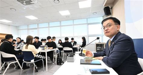 최상목 부총리 “면세점 특허수수료 50 인하…면세 주류 2병 제한도 푼다”