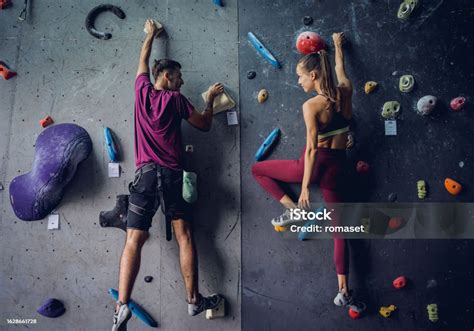 강한 두 명의 등반가가 화려한 그립과 로프로 인공 벽을 올라갑니다 2명에 대한 스톡 사진 및 기타 이미지 2명 건강한 생활