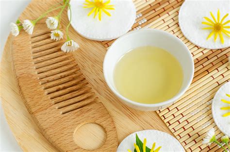 화장품 아로마 오일 나무 헤어 브러시 면 패드 및 야생 꽃이있는 작은 흰색 그릇 천연 스킨 케어 수제 스파 및 뷰티 트리트먼트 레시피 상단 보기 복사 공간 코코넛 오일에