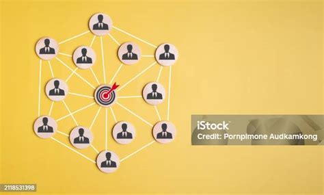 나무 못 인형과 연결된 대상 아이콘이 있는 나무 블록은 고객 포커스 그룹 개발 자원 달성 고객 관계 관리 개념을 위한 링크를 연결합니다 0명에 대한 스톡 사진 및 기타