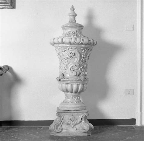 Motivi Decorativi A Volute E A Foglie Dacanto Vaso 1700 1799