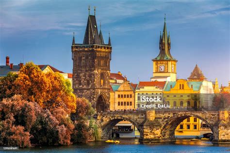 가을 바라볼 수 있는 프라하의 블타바 강의 찰스 다리 찰스 브리지 프라하 구시가지 블타바 강가의 가을 전망 체코 붉은 단풍이