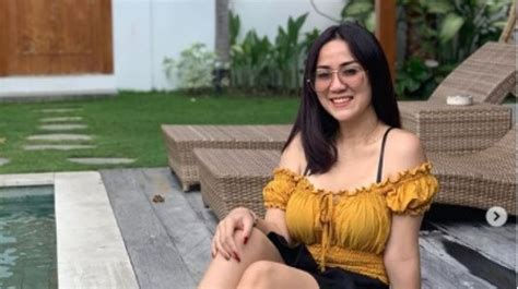 Hits: Foto Seksi Terbaru Tante Ernie, Kurir Naksir Pelanggan