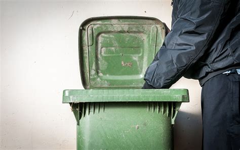 배 고 파 노숙자 남자 약물 및 알코올 중독 혼자 고 쓰레기통 사회 다큐멘터리 개념 극적인 사진에서 먹을 수 있는 음식에 대 한 차가운 거리 느낌 불안 하 고 외로운 검색에