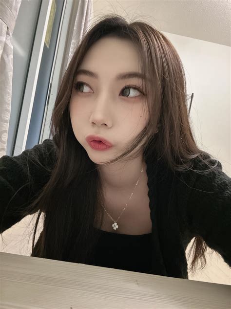 走在路上 遠遠聽到有人說 欸 妳不是什麼笑的嗎 妳有幫我朋友服務耶 他說很爽 那時候路上一堆人看過來 超尷尬 就講按摩就好 講服務勒… 搞的我
