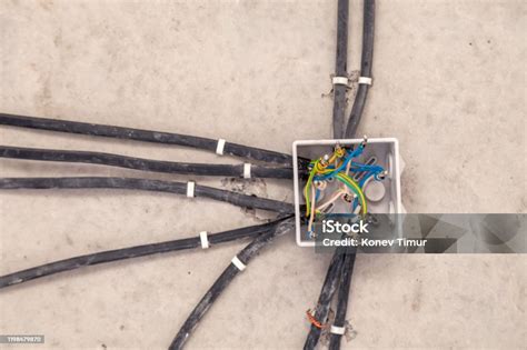 케이블 누워 천장 벽에 전기 전선 배선 교체 평면 또는 사무실에서 빛을 연결합니다 전문 설치 전구 전기 콘센트 케이블 전선 스위치 절연 제 Conscription에 대한