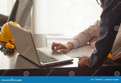 Engineer Use Computer Stock Image Image Of Adult Boss 117043327