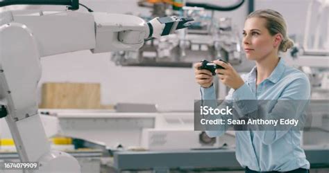 여성 로봇 공학 및 실험실 과학 및 공학 미래 개발 또는 전자 제품의 원격 제어 기계 학습 과학자 및 기술 클릭 사이버 자동화 및 교육 로봇에 대한 스톡 사진 및 기타