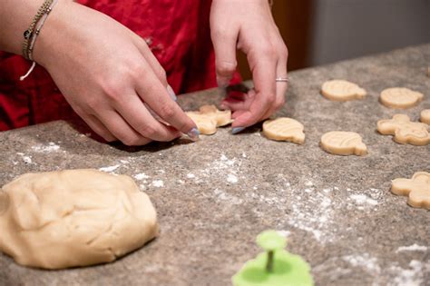 수제 맛있는 쿠키 준비 여자는 가족 건강 식품을 위해 집에서 식사를 굽는다 가정 생활에 대한 스톡 사진 및 기타 이미지 가정