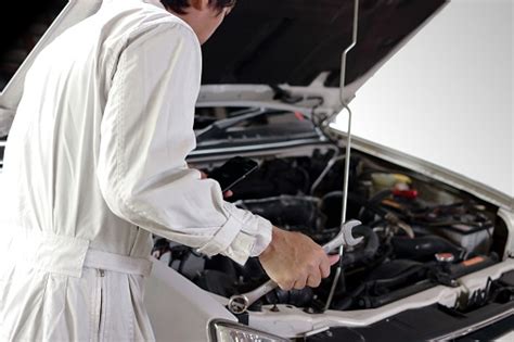 엔진 수리 차고에서 후드를 진단 하는 렌치와 흰색 유니폼 자동차 정비공의 후면 자동차 보험 개념입니다 거리에 대한 스톡 사진 및 기타 이미지 Istock