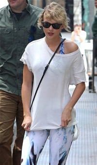 Taylor Swift Tries To Hide Her Meaty Camel Toe Taylor Swift Tries To Hide Her Meaty Camel Toe