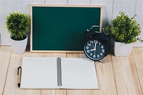 빈 녹색 Chalkborad 그리고 나무 테이블 복사 공간에 빈티지 알람 시계와 노트북 종이 펜으로 작은 나무 광고에 대한 스톡 사진 및 기타 이미지 Istock