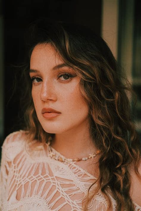 개인 스타일 곱슬머리 긴 머리 눈 매력 매력적인 사진 매혹적인 메이크업 모델 미학 부드러운 색조 부드러운 시선 부드러운 조명 뷰티 샷 빈티지 모양