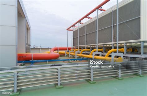 사무실 건물의 옥상에 있는 칠러 타워 또는 냉각탑 시스템 작업 아키텍처 기계 콘덴서 물 공급 파이프 라인 환기 압축기 Stem 주제에 대한 스톡 사진 및 기타 이미지