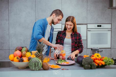 아침에 는 아침 식사에 대 한 신선한 스무디를 만드는 현대 부엌 카리스마 커플 가정 주방에 대한 스톡 사진 및 기타 이미지 가정 주방 가정의 방 남자 Istock