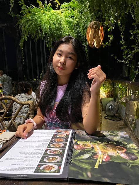 ទាំងពូកែ ស្អាត កូនស្រី យុគ ចិន្តា ធំឡើងមិនចាញ់អ្នកម្តាយប៉ុន្មានទេ Khmerload Cambodia Latest News