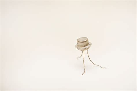 흰색 배경에 금속 트랜지스터 3개의 출력이 있는 라디오 구성 요소입니다 0명에 대한 스톡 사진 및 기타 이미지 0명 Cpu 강철 Istock