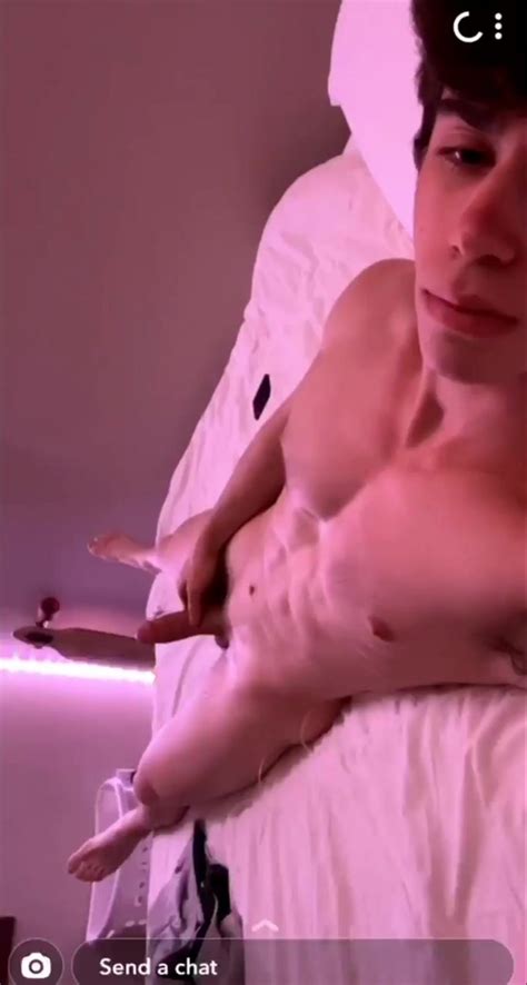 Different Guys Showing Dick Em Inglês