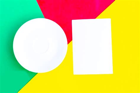 흰색 모형 플레이트와 기하학적 녹색 빨간색 및 노란색 배경에 공백 텍스트의 공간을 복사합니다 최소한의 개념 0명에 대한 스톡 사진 및 기타 이미지 Istock