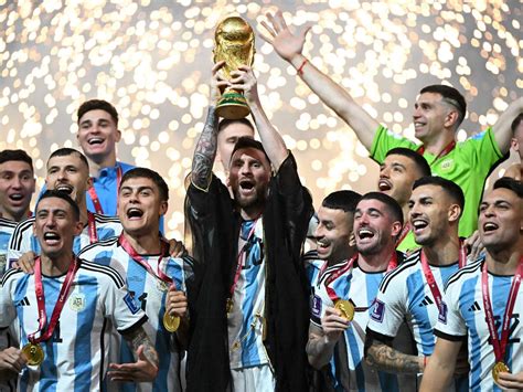 Argentinien Ist Weltmeister Messi Muss Wm Pokal Im Katar Umhang In Die