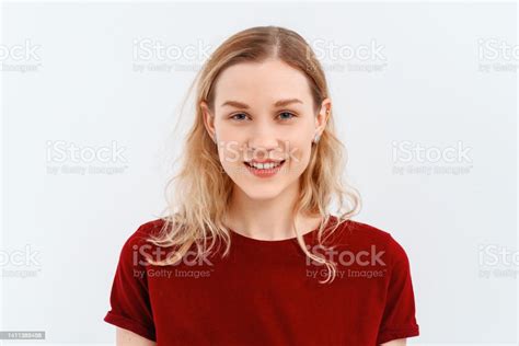 젊은 감정적 인 여성 캐주얼 한 빨간 티셔츠를 입은 젊은 금발 여성 20 대의 초상화를 클로즈업하십시오 흰색 배경에 실내 스튜디오 촬영 인간의 감정 표정 개념 20 24세에