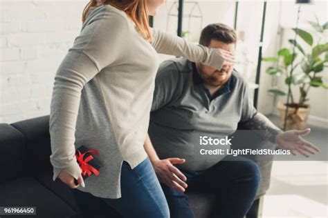 남자 친구 눈을 덮고와 집에 선물 상자를 들고 여자 친구의 이미지를 자른 T Lounge에 대한 스톡 사진 및 기타 이미지 T Lounge 거실 공란
