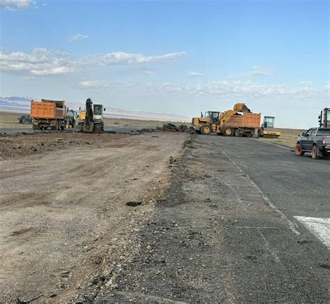 Гурвансайхан нисэх буудлын хөөрч буух зурваст засвар хийж байна