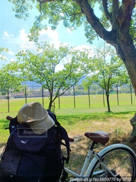 公園のベンチに座っている人の写真・画像素材[6859776] Snapmart（スナップマート）