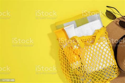 비치 타월 자외선 차단제 모자 및 선글라스를위한 물건이 담긴 끈 가방 태양에 안전하게 노출 피부암 인식의 달 개념입니다 평면도