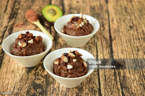 바나나 아보카도 코코아 파우더 및 메이플 시럽이 함유 된 맛 있는 비 건 초콜릿 무스 아몬드 넛과 카 카오 닙으로 장식 0명에