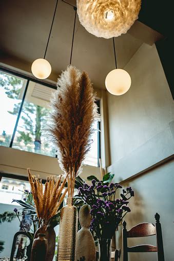 다크 컬러의 로프트 스타일로 레이아웃 다양한 커피 웰컴 오픈 커피 숍 배경의 공간 인테리어 뷰 가구에 대한 스톡 사진 및 기타