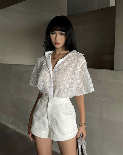 Thùy Tiên Style Tủ đồ Của Thùy Tiên Toàn Các Món đơn Giản Nhưng Dư
