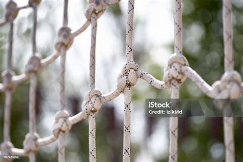 놀이터 야외 놀이 장비를위한 로프 커넥터 또는 로프 피팅 및 커넥터를 통해 크로스 개념에 대한 스톡 사진 및 기타 이미지 개념 거친 건강한 생활방식 Istock