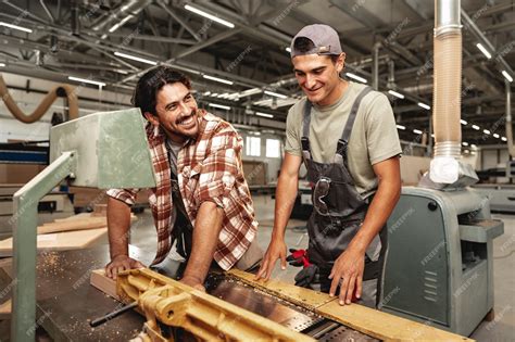 Dos Jóvenes Carpinteros Trabajando Con Madera De Pie En La Mesa En El
