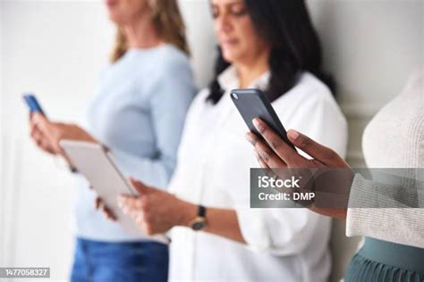 사무실 행 소셜 미디어 기술을 갖춘 여성의 행과 손 모바일 앱에서 벽으로 모바일 앱 통신 네트워킹 및 Lob 여성 태블릿 디지털 기술 및 스마트폰 손에 대한 스톡 사진 및