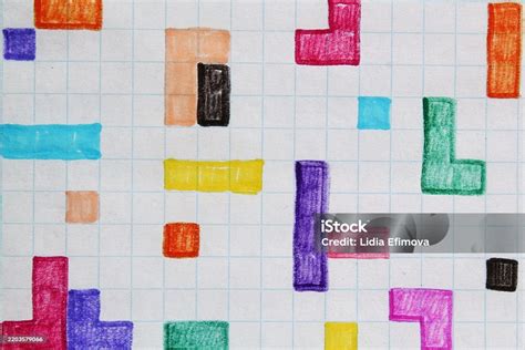 모눈종이에 색칠된 펠트펜의 기하학적 모양 수제 테트리스 피규어 정사각형 격자 종이에 그려진 추상적인 낙서 모양입니다 그리드 배경에 블록을 스케치합니다 종이에 손으로 그린