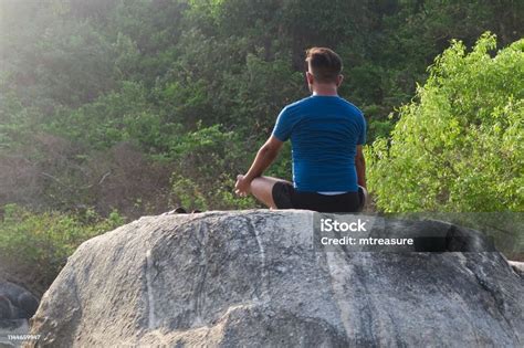 힌두 인도 남자 연습 연꽃 포즈 바위 뒷 모습 물의 가장자리 팔로 렘 해변 고아 인도에서 요가 위치 T 셔츠에 대한 스톡 사진 및 기타 이미지 Istock