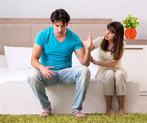 Familia Joven Con Problemas De Relaciones Imagen De Archivo Imagen De Hembra Dormitorio