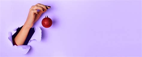 눈 가벼운 보케와 보라색 배경 위에 손에 빨간 빛나는 크리스마스 공을 들고 여자 배너 복사 공간 연말연시 축 하 컨셉 가정 생활에 대한 스톡 사진 및 기타 이미지 Istock