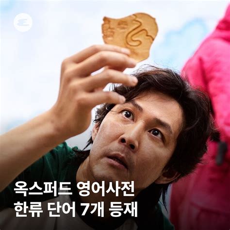 에스콰이어 코리아 제작지원 스토리로 짧게 공개했던 것처럼 이달 커버의 주인공은 스트레이키즈 현진입니다 오랜만에 돌아온 흑발 때문이었을까요 카메라 앞에 선 그의