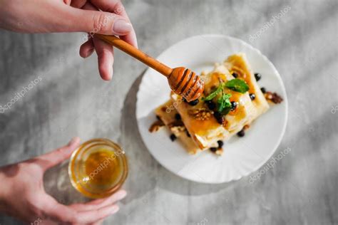 Panqueques De Mamá Con Miel Nueces Y Bayas Desayuno De Vacaciones La Chica Cocinaba