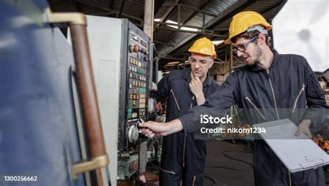 산업 공장에서 일하는 두 명의 노동자 제조 활동을 함께 작동합니다 공장의 생산 공정을 점검하고 점검하는 작업자 및 엔지니어 25 29세에 대한 스톡 사진 및 기타 이미지