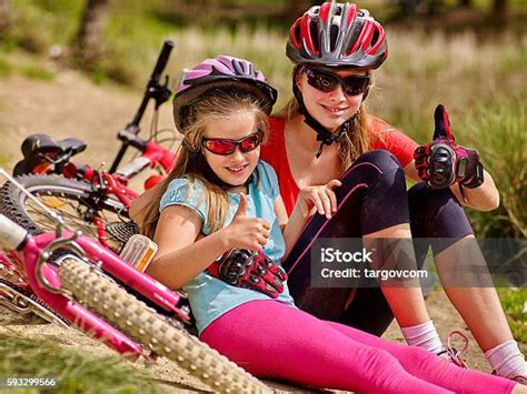 자전거 사이클링 가족 자전거 근처 도로에 앉아 어머니와 딸 가족에 대한 스톡 사진 및 기타 이미지 가족 거리 건강한 생활방식 Istock