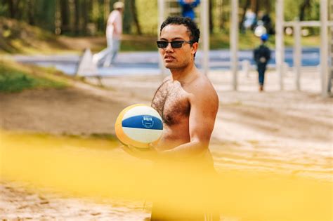 야외에서 비치 발리볼을 하는 남자의 남성 초상화 사람들과 함께하는 라이프 스타일 스포츠 사진 다인종 사람들은 공이 달린 선글라스를 착용합니다 남자에 대한 스톡 사진 및 기타