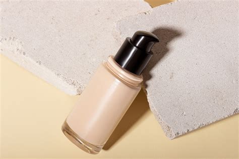 파운데이션 콘크리트 기하학적 모양의 배경에 컨실러 복사 공간이 있는 베이지 색 배경의 얼굴 보정기입니다 복사 공간을 갖춘 패키징 모형 0명에 대한 스톡 사진 및 기타 이미지