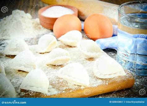 Сырцовые домодельные вареники, русский Pelmeni Стоковое Изображение ...