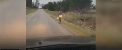 Ce père de famille décide de punir sa fille tyrannique d une très belle manière video