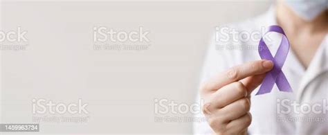 국제 간질의 날 흰 코트를 입은 여성 의사가 보라색 리본을 들고 있다 알츠하이머 병 췌장암 호 지킨 림프종 인식 의사에 대한 스톡 사진 및 기타 이미지 Istock