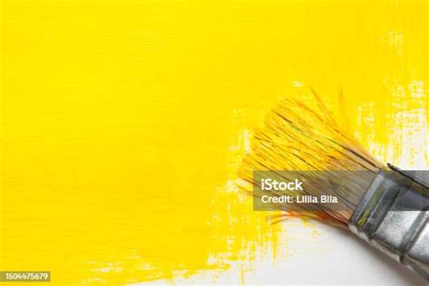 노란색 페인트로 브러시를 칠하고 흰색 배경에 노란색 페인트를 칠합니다 0명에 대한 스톡 사진 및 기타 이미지 0명 공예 노랑 Istock