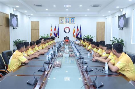 រដ្ឋមន្ត្រីក្រសួងសាធារណការ ជួបសំណេះសំណាល និងផ្តល់អនុសាសន៍ណែនាំដល់គណៈប្រតិភូក្រុមបាល់ទាត់យុវជន ស